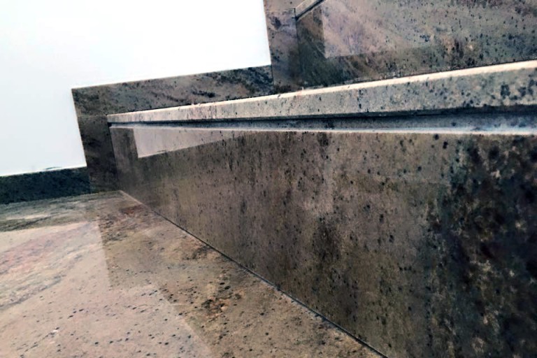 Stopnice iz marmorja ali granita. Pridih prestiža.